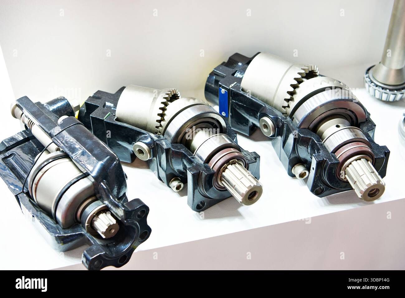 Bent axis piston pumps (Clamp pressure cover) cross section on ...