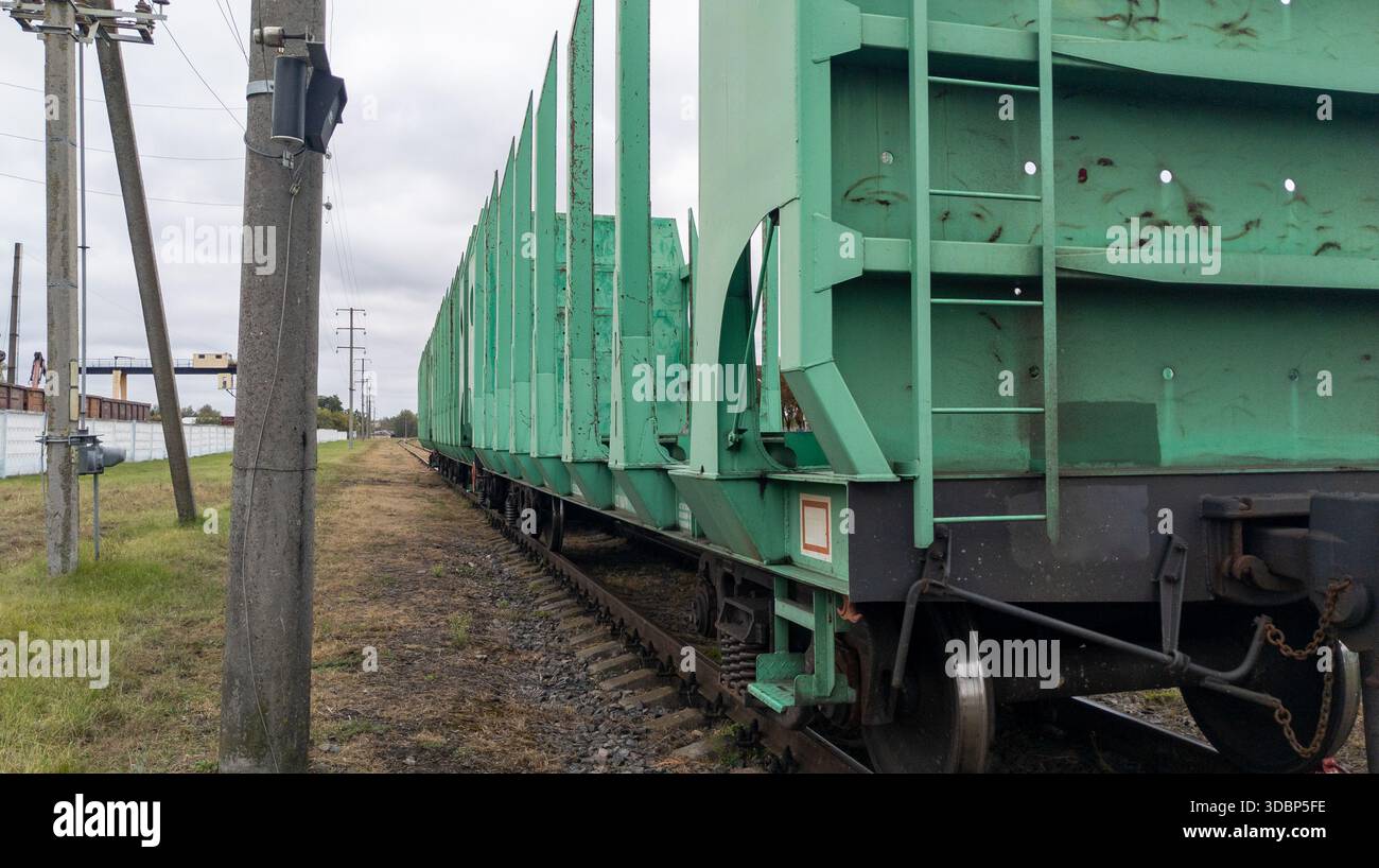 Loaded and empty rail cars hi-res stock photography and images - Alamy