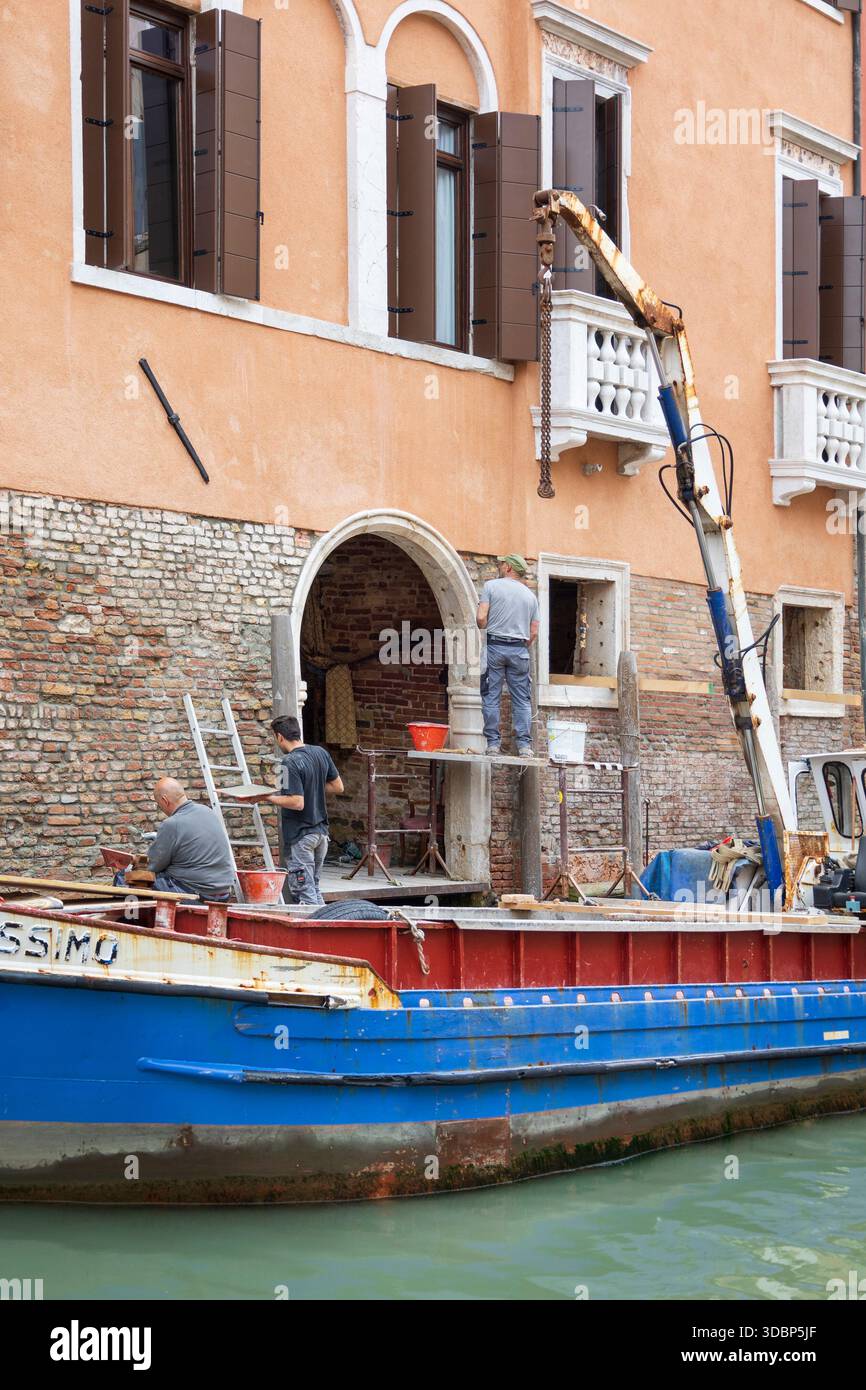 Workmen at work on a canal hi-res stock photography and images - Alamy