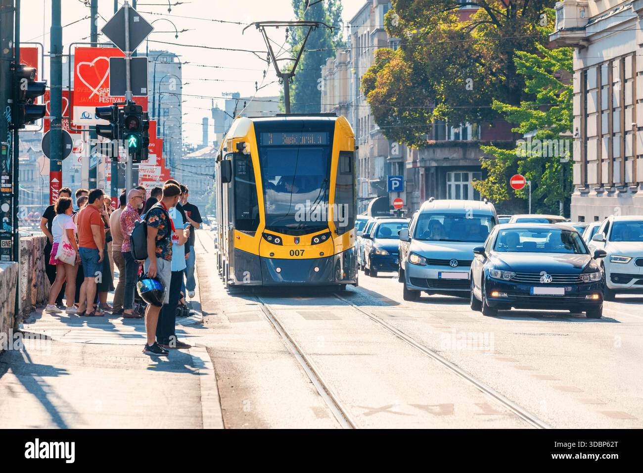 Pedestrians in modern city hi-res stock photography and images - Alamy