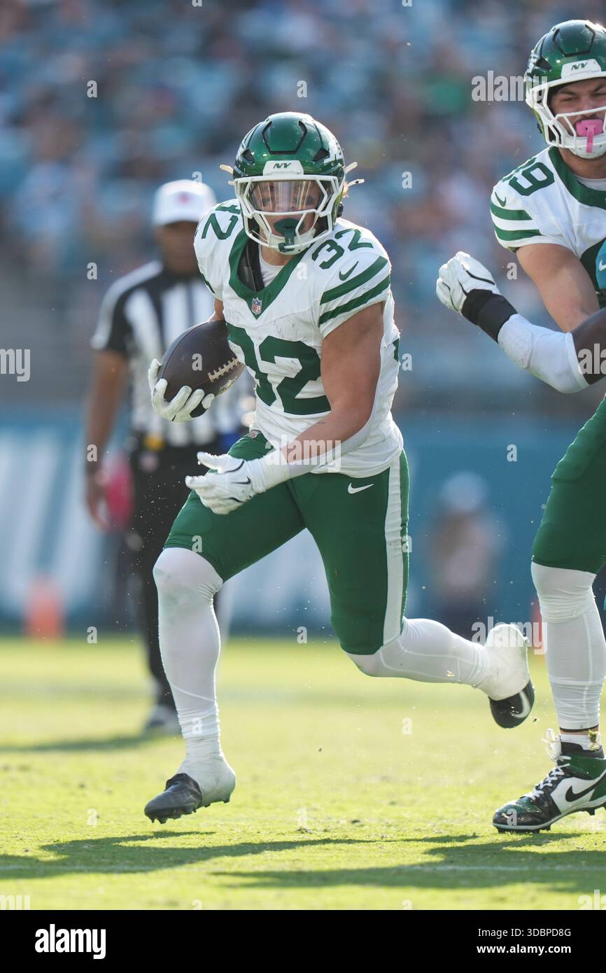 New York Jets running back Isaiah Davis (32) rushes for aotuchdown ...