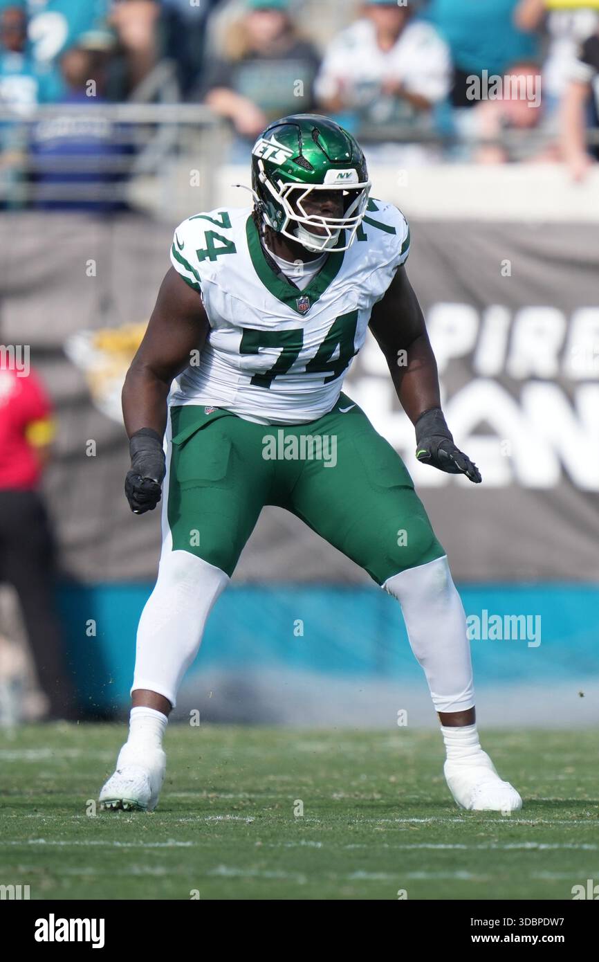 New York Jets offensive tackle Olumuyiwa Fashanu (74) protects the ...