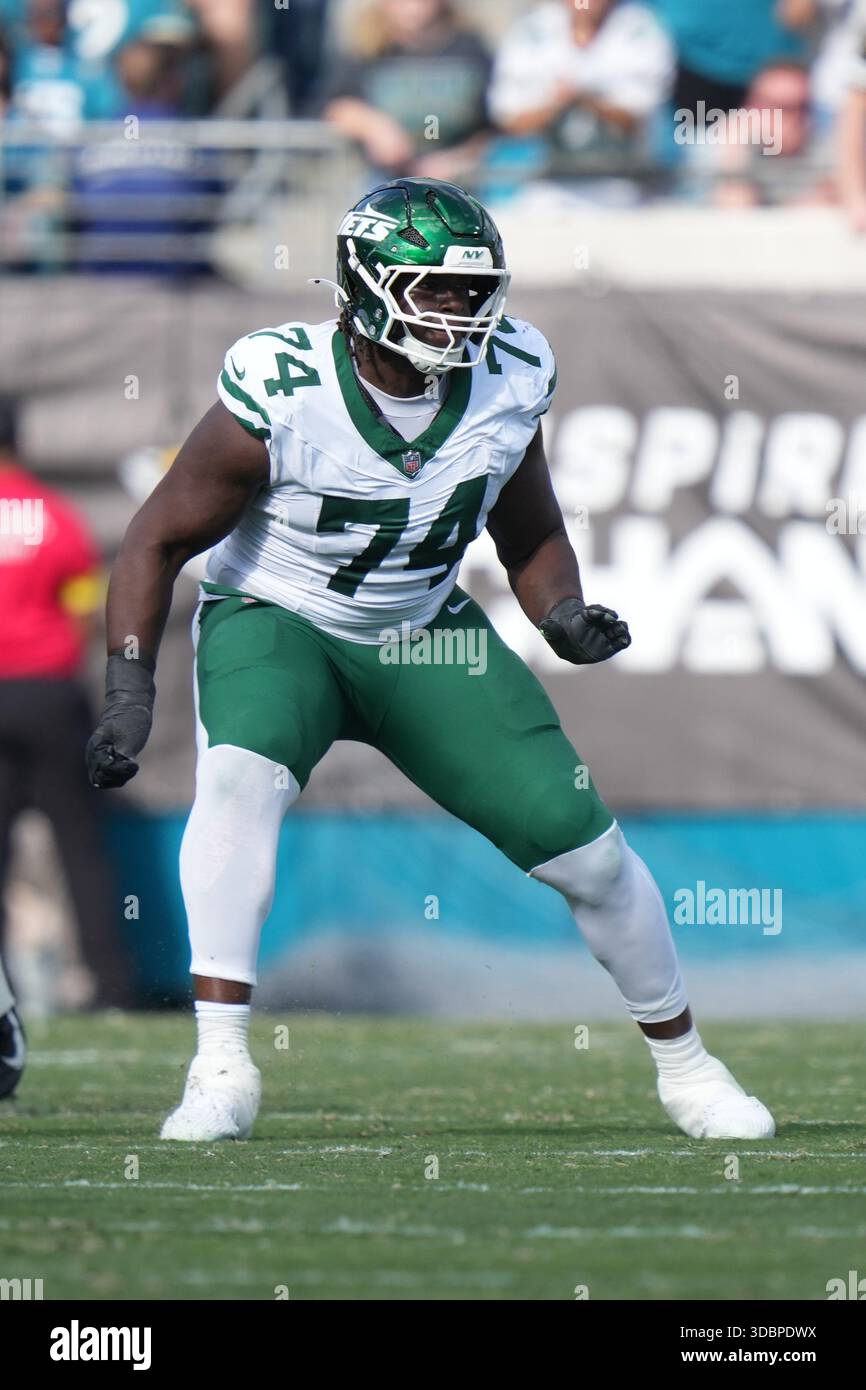 New York Jets offensive tackle Olumuyiwa Fashanu (74) protects the ...