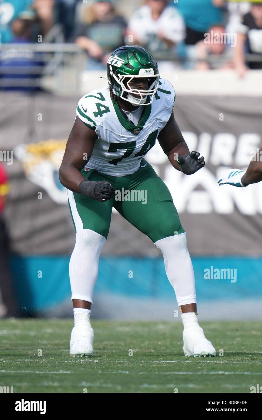 New York Jets offensive tackle Olumuyiwa Fashanu (74) protects the ...