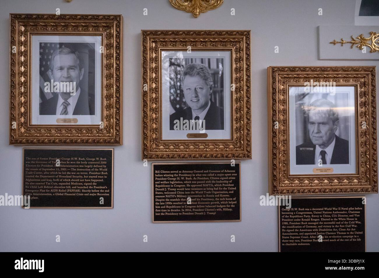 Portraits of former Presidents George W. Bush, Bill Clinton, and George ...