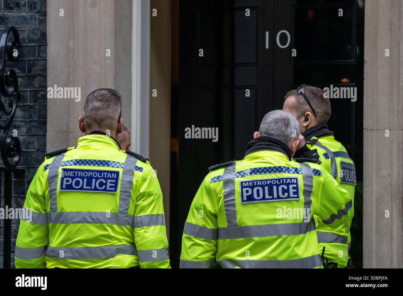 Metropolitan Police entering 10 Downing Street on December 17, 2025 in ...
