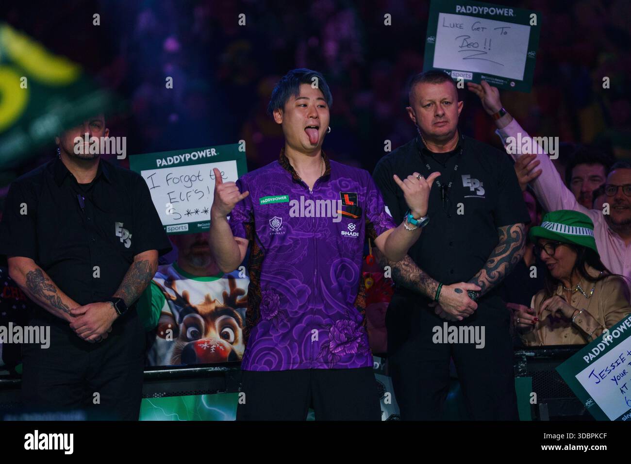 Ryusei Azemoto's walk on during the match between James Wade and Ryusei ...