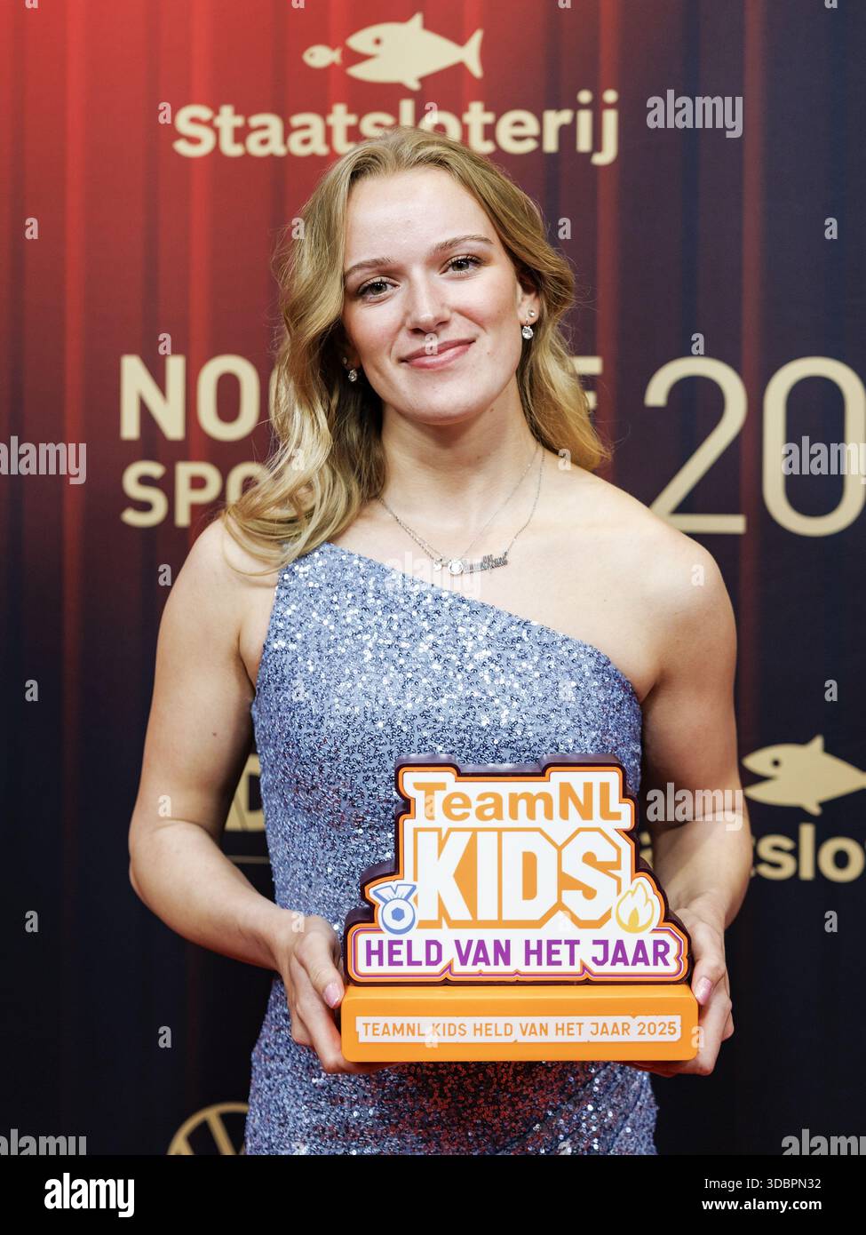 ARNHEM - Lotte van Drunen poses with her award after winning TeamNL ...