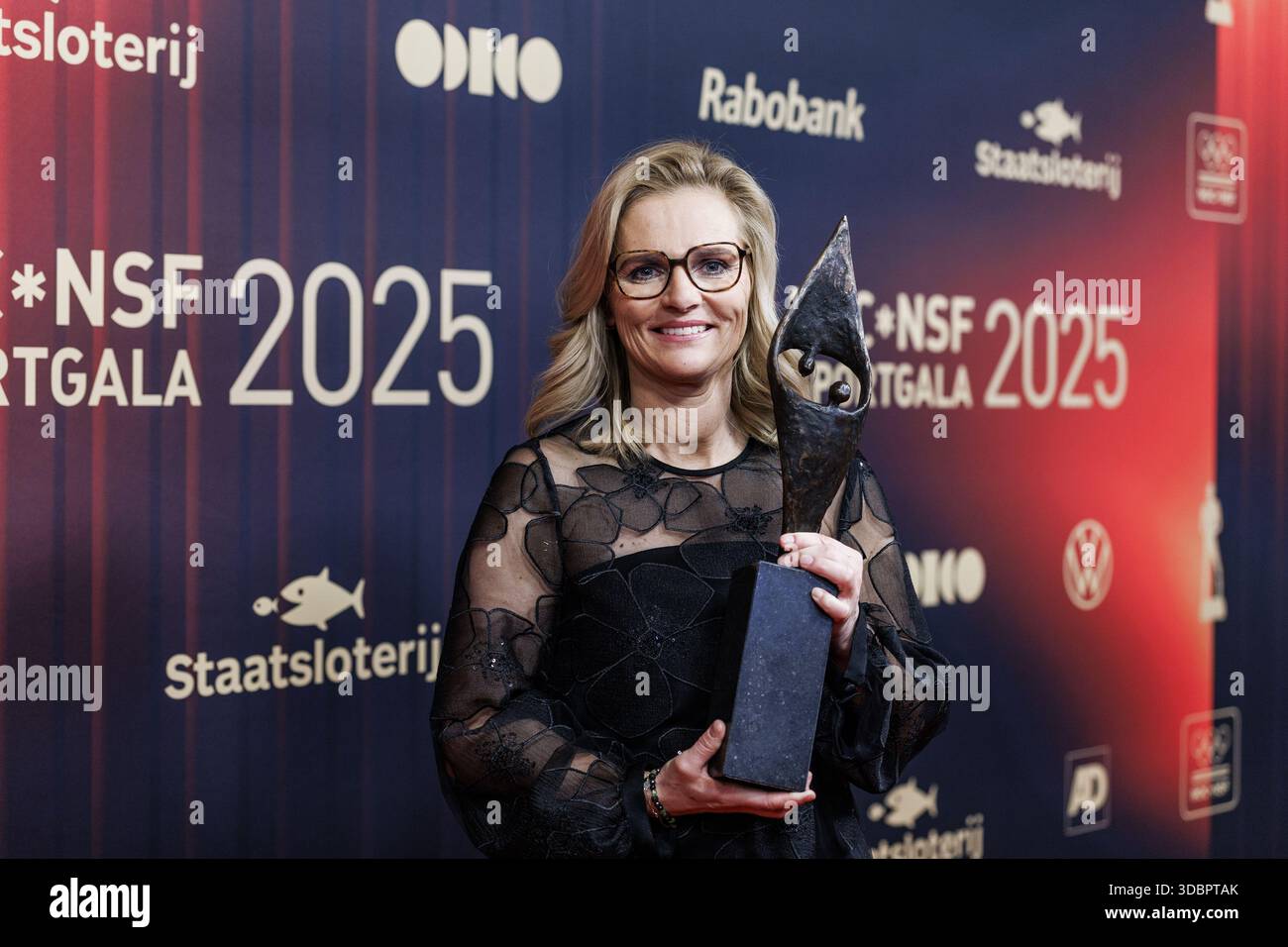 ARNHEM - Sarina Wiegman poses with her award after winning Coach of the ...