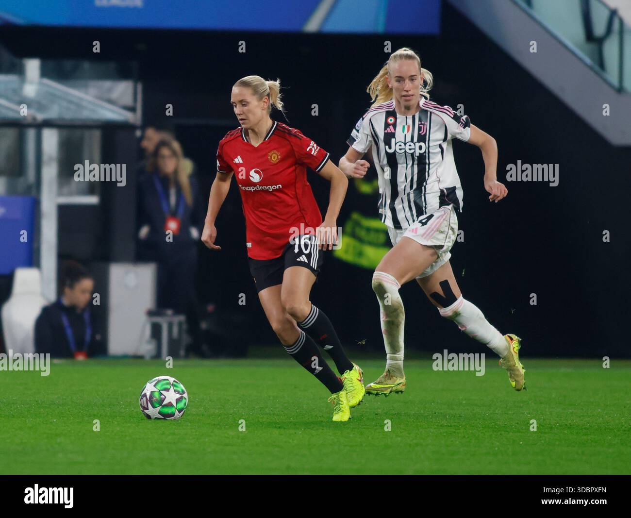 Lisa Naalsund of Manchester United Women and Amalie Vangsgaard of ...