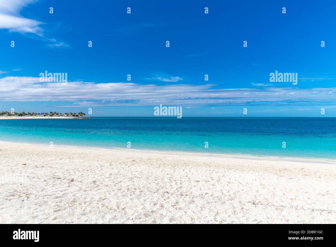 White sand and turquoise blue sea, Bimini Beach, private island Ocean ...