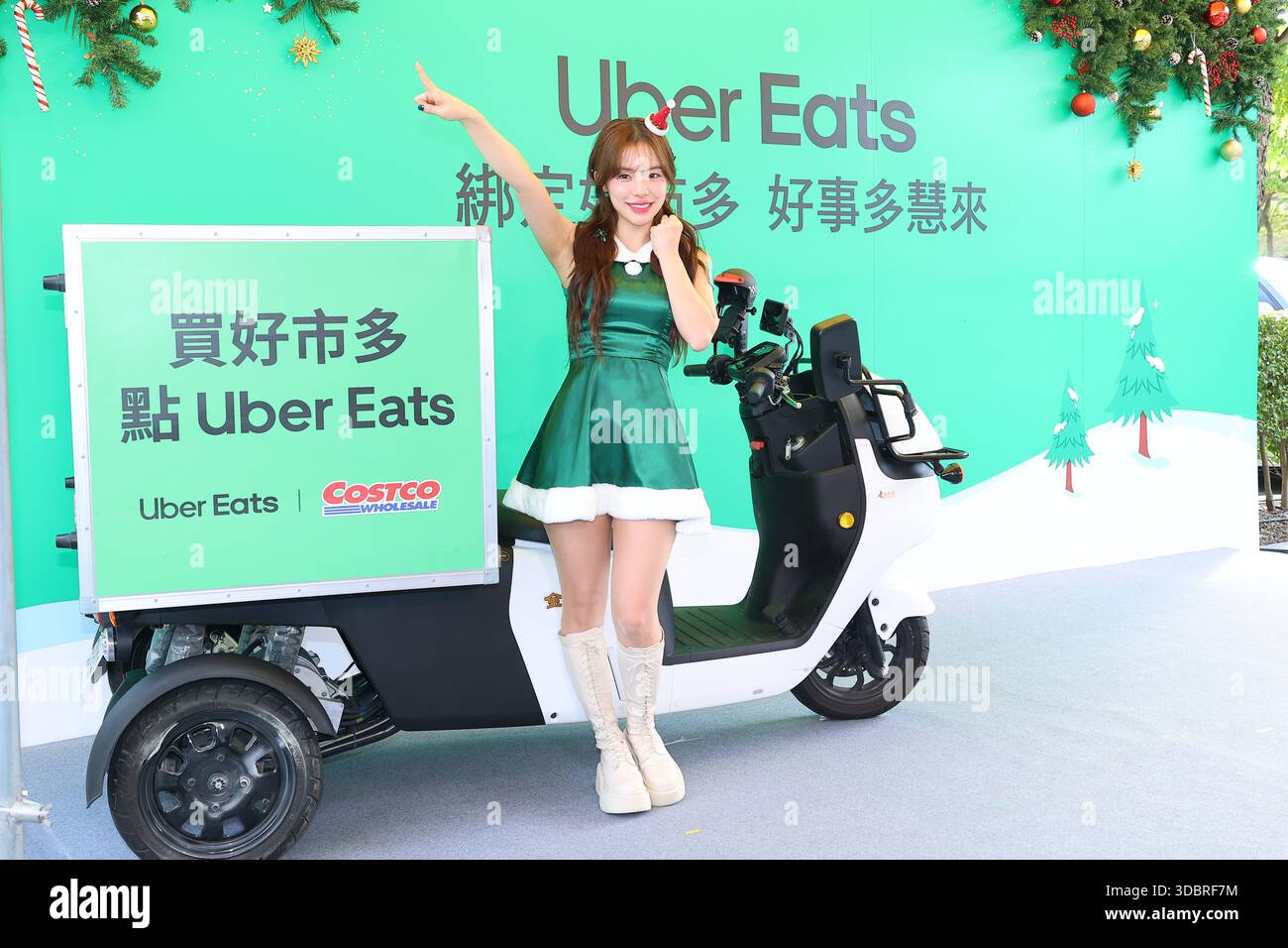TAIPEI, CHINA - DECEMBER 17, 2025 - Cheerleading female player Lee Da ...