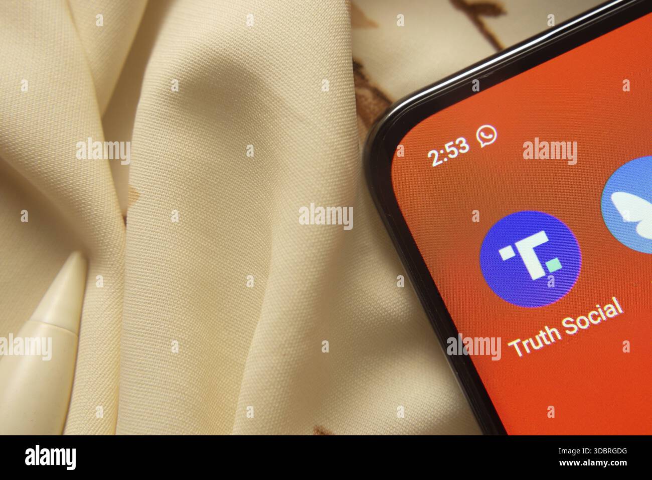 App truth social icon hi-res stock photography and images - Alamy