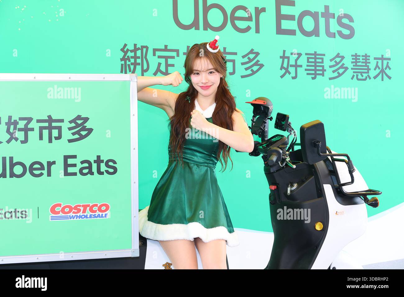 TAIPEI, CHINA - DECEMBER 17, 2025 - Cheerleading female player Lee Da ...