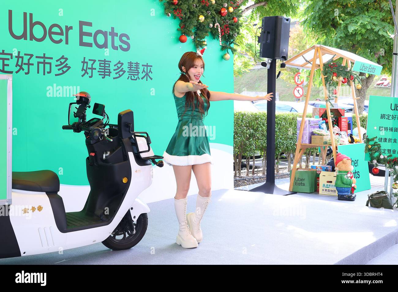TAIPEI, CHINA - DECEMBER 17, 2025 - Cheerleading female player Lee Da ...