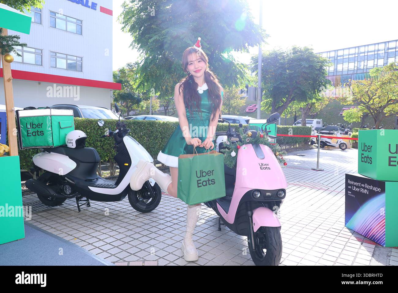 TAIPEI, CHINA - DECEMBER 17, 2025 - Cheerleading female player Lee Da ...