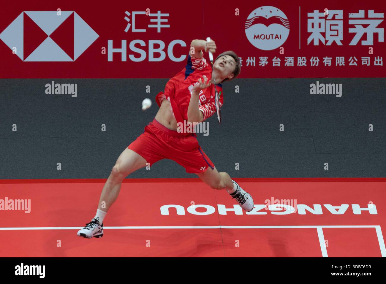 Chinese badminton player Shi Yuqi defeats Chinese badminton player Li ...