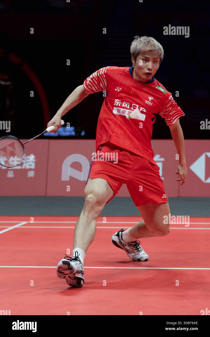 Chinese badminton player Shi Yuqi defeats Chinese badminton player Li ...