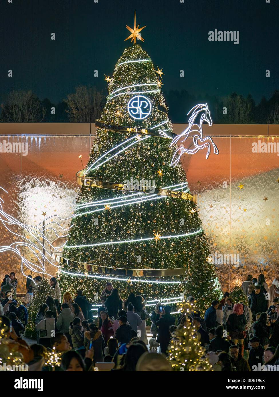 Christmas atmosphere in Chengdu City, southwest China's Sichuan ...