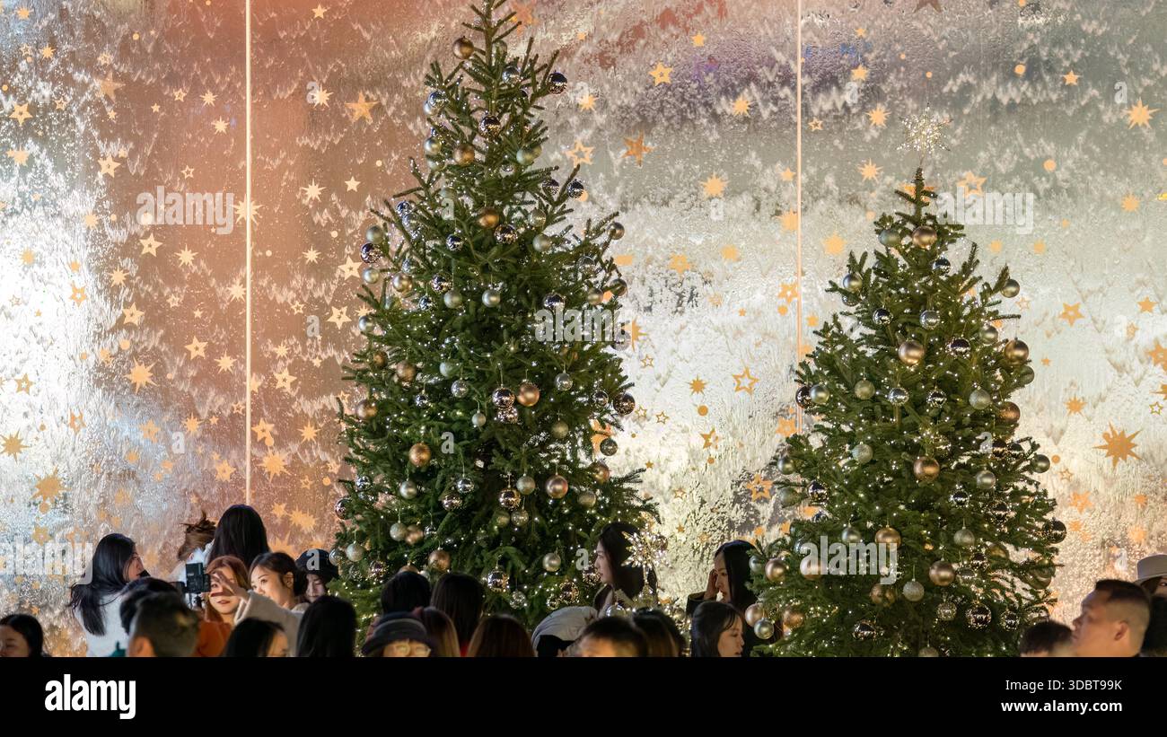 Christmas atmosphere in Chengdu City, southwest China's Sichuan ...