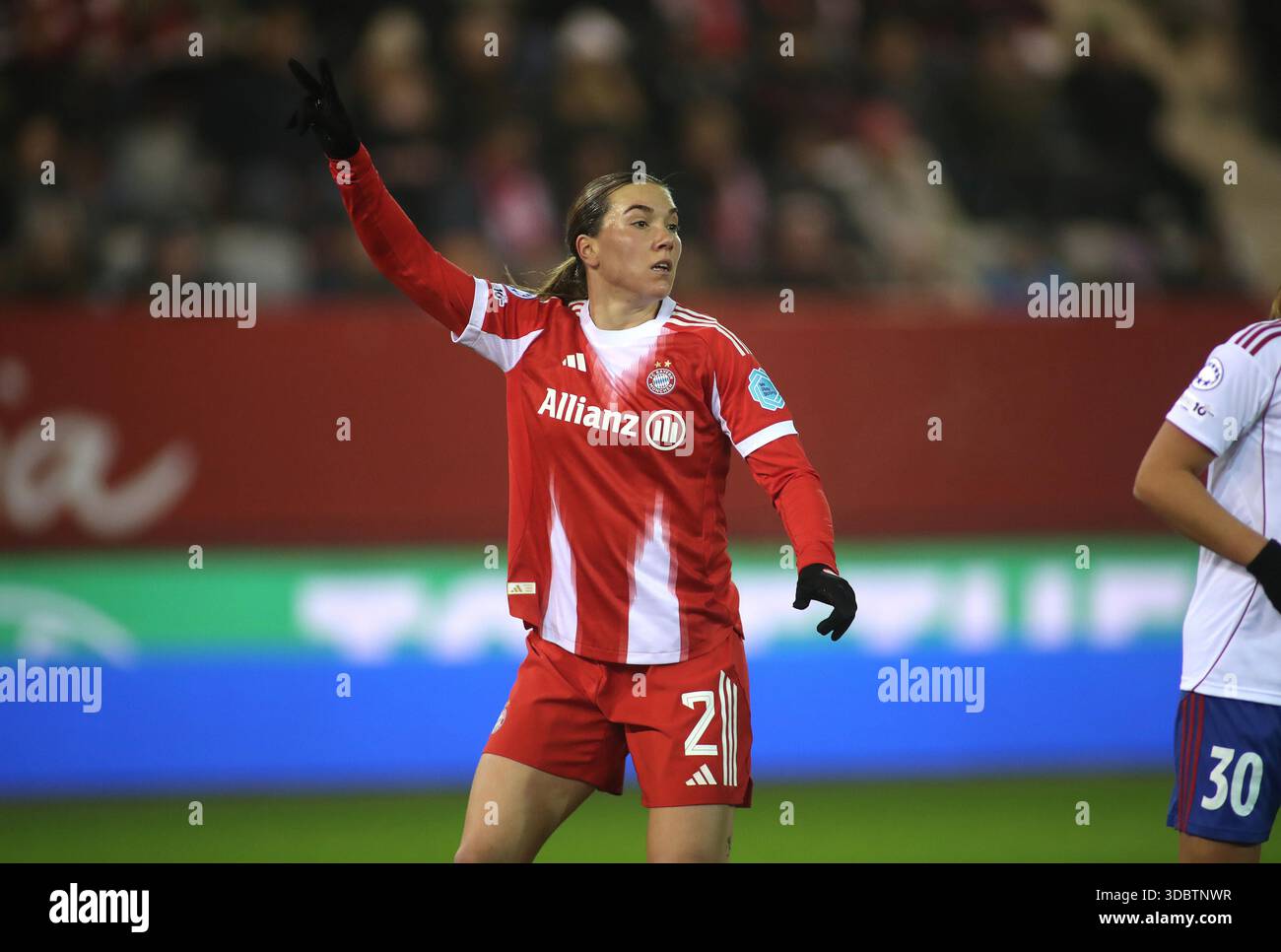 Vanessa gilles fc bayern munchen hebt den rechten arm hi-res stock ...