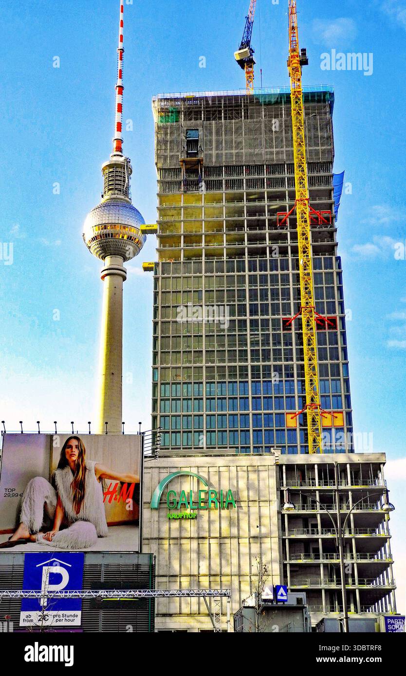 The Berlinian Investor Commerz Real hat seine Hoehe von 146m erreicht ...