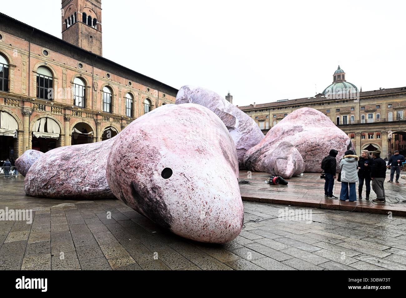 Bologna, megaliths in Piazza Maggiore: enormous inflatable fabric ...