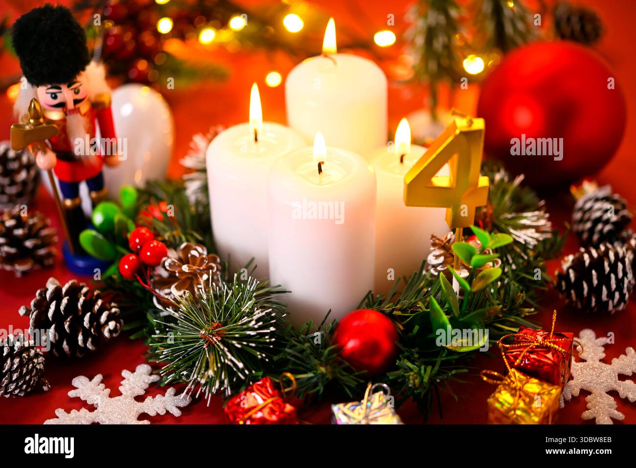 Adventskranz mit vier brennenden Kerzen, Symbolfoto vierter Advent ...