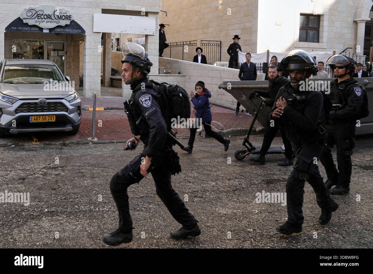 Israeli police officers work to restore order during a violent ...