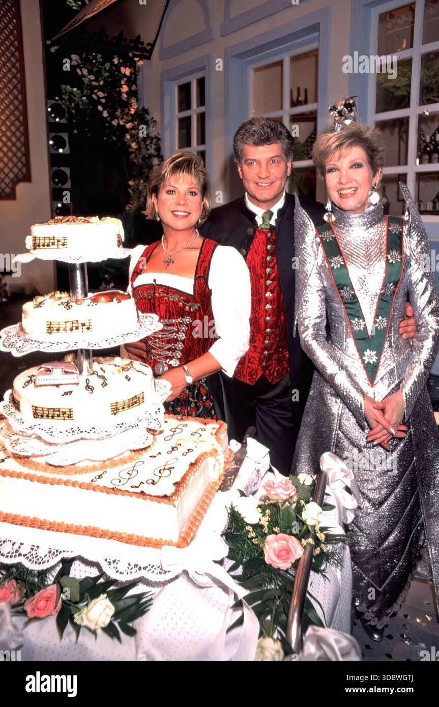 ARCHIV: Carolin Reiber Moderatorin Carolin Reiber mit Marianne und ...