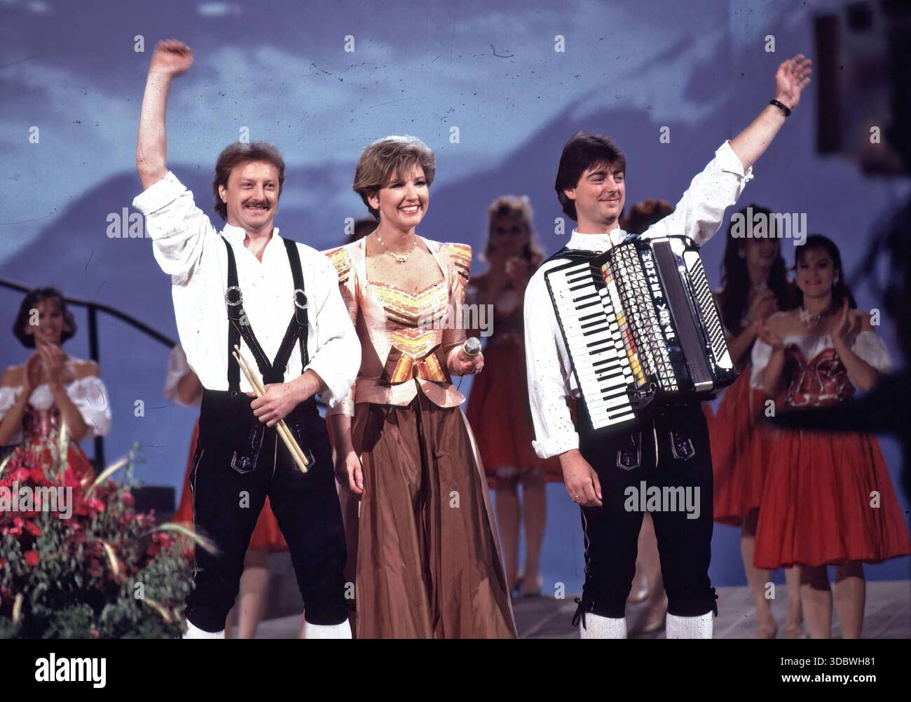 ARCHIV: Carolin Reiber Moderatorin Carolin Reiber mit dem Original ...