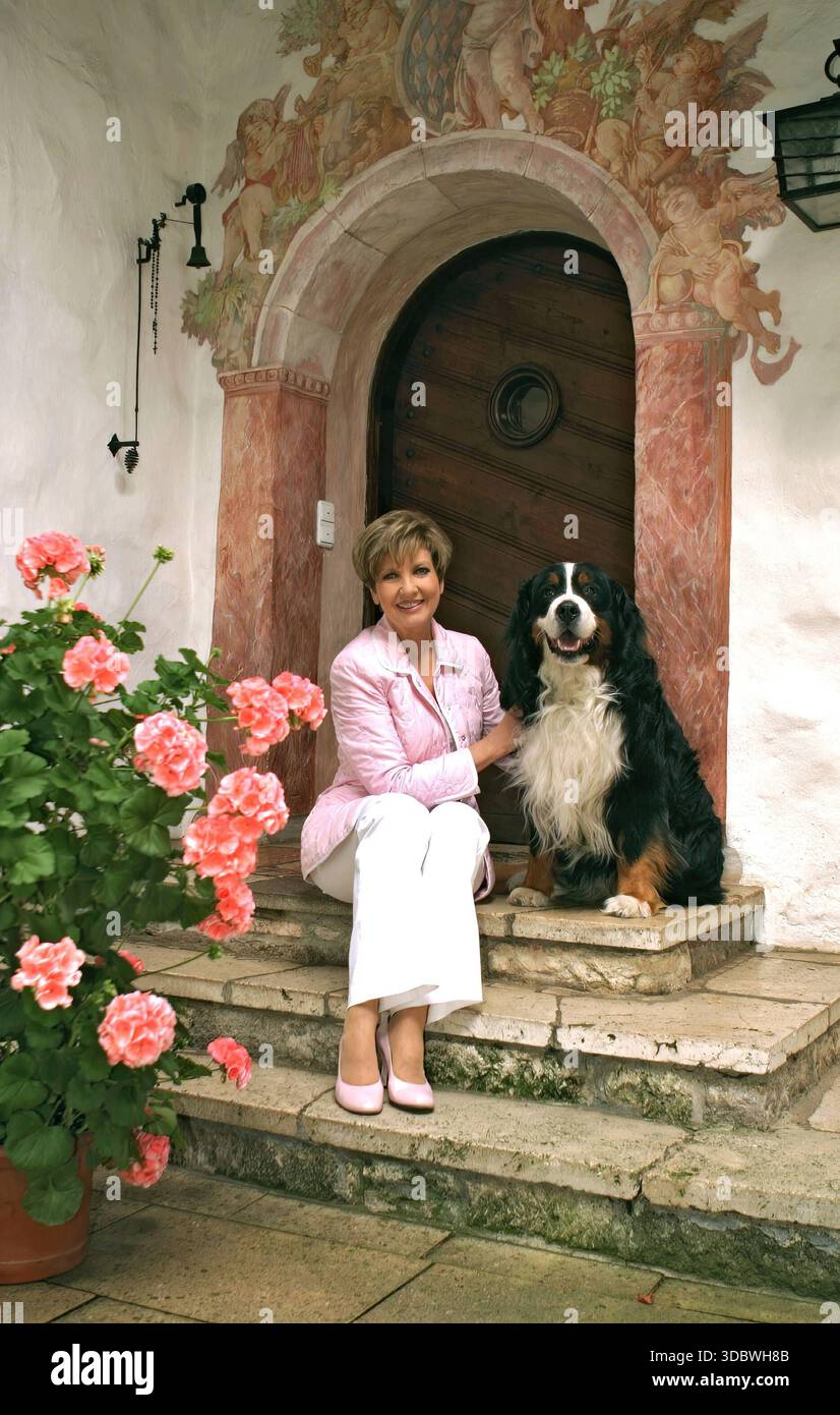 ARCHIV: Carolin Reiber Moderatorin Carolin Reiber mit ihrem Berner ...