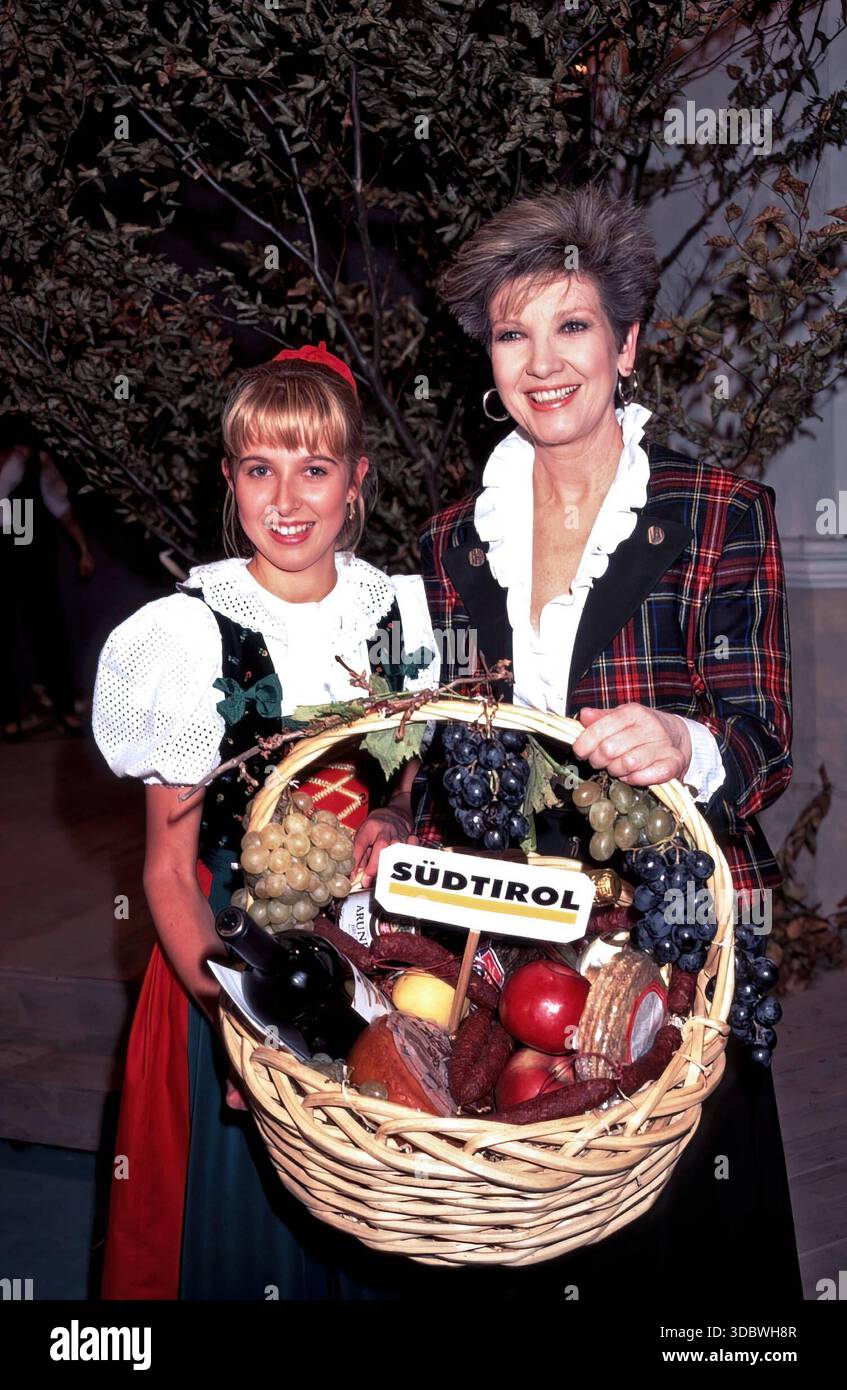 ARCHIV: Carolin Reiber Moderatorin Carolin Reiber mit Angelina Brigitte ...