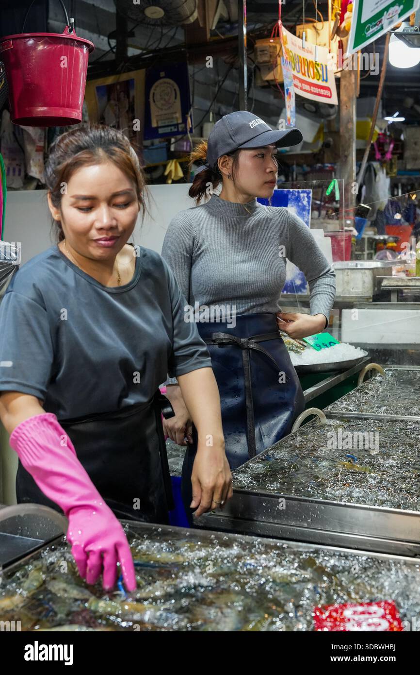 seafood vendor at Lan Pho Na Kluea Market in Pattaya, Thailand ...