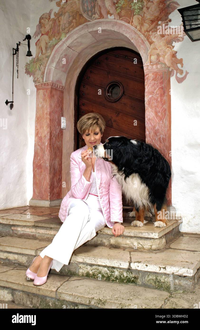 ARCHIV: Carolin Reiber Moderatorin Carolin Reiber mit ihrem Berner ...