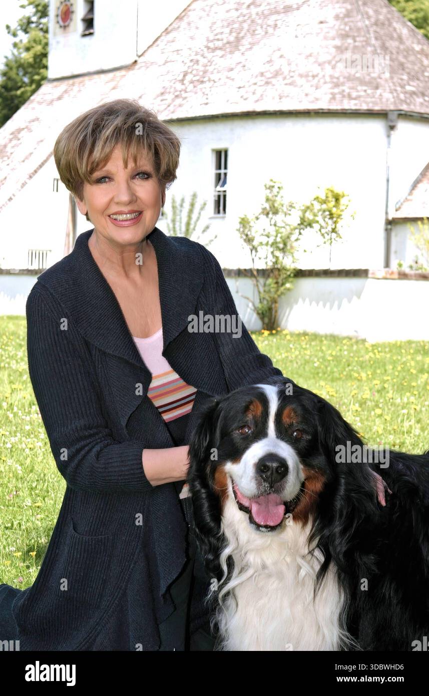 ARCHIV: Carolin Reiber Moderatorin Carolin Reiber mit ihrem Berner ...