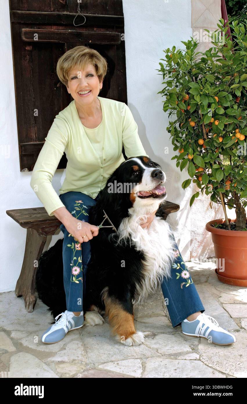 ARCHIV: Carolin Reiber Moderatorin Carolin Reiber mit ihrem Berner ...