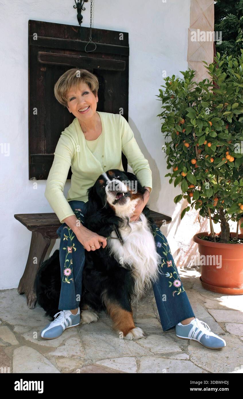 ARCHIV: Carolin Reiber Moderatorin Carolin Reiber mit ihrem Berner ...