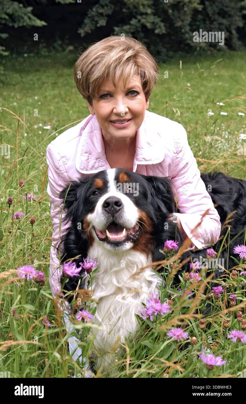 ARCHIV: Carolin Reiber Moderatorin Carolin Reiber mit ihrem Berner ...