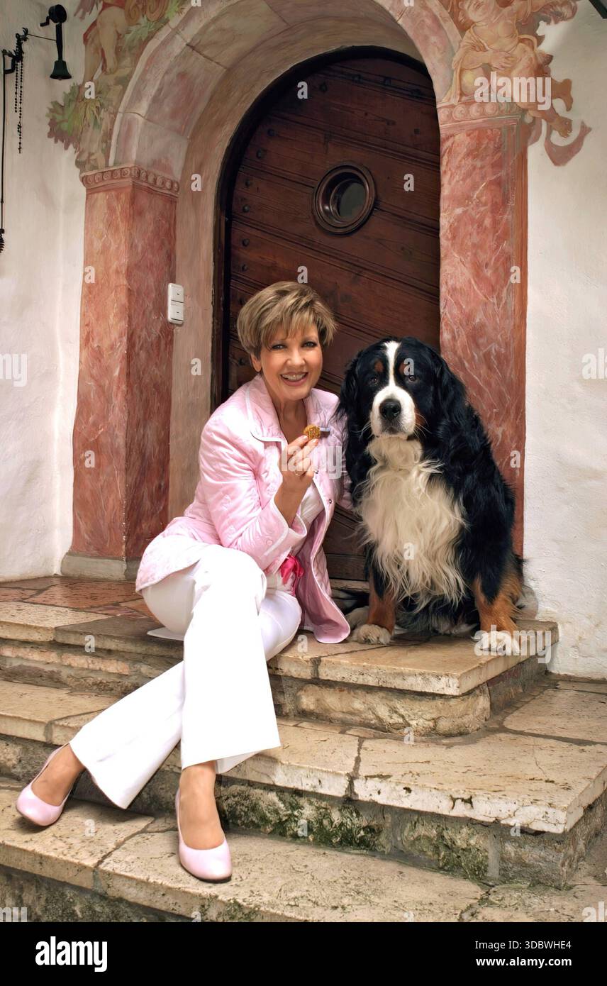 ARCHIV: Carolin Reiber Moderatorin Carolin Reiber mit ihrem Berner ...