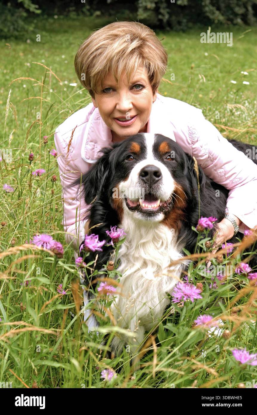 ARCHIV: Carolin Reiber Moderatorin Carolin Reiber mit ihrem Berner ...