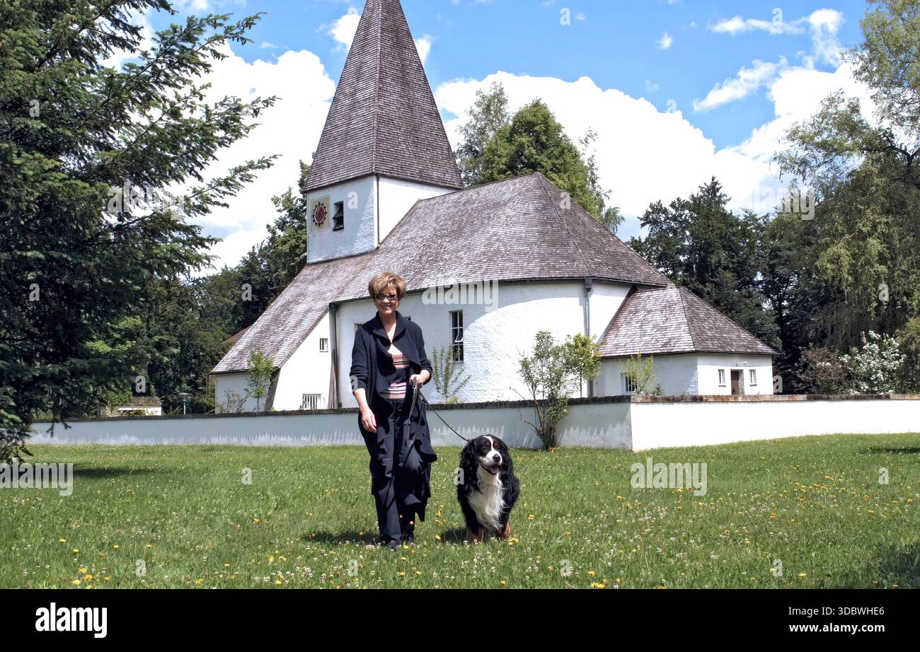 ARCHIV: Carolin Reiber Moderatorin Carolin Reiber mit ihrem Berner ...