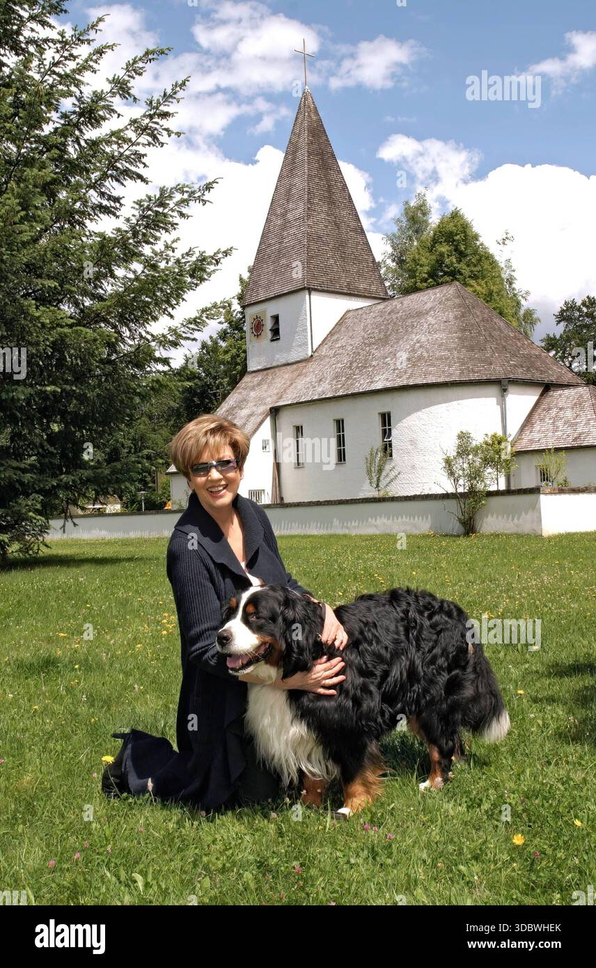 ARCHIV: Carolin Reiber Moderatorin Carolin Reiber mit ihrem Berner ...