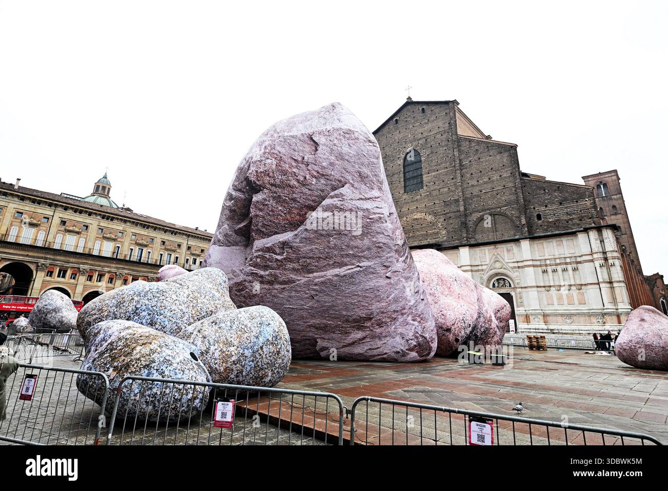 Bologna, megaliths in Piazza Maggiore: enormous inflatable fabric ...