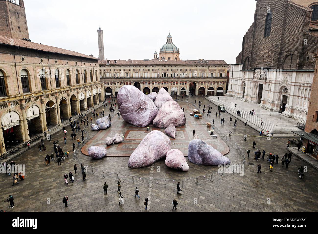 Bologna, megaliths in Piazza Maggiore: enormous inflatable fabric ...