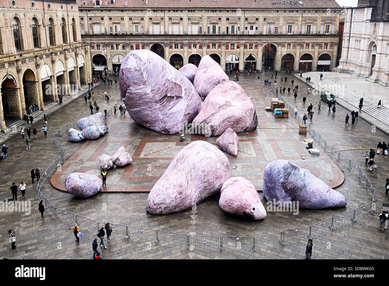 Bologna, megaliths in Piazza Maggiore: enormous inflatable fabric ...