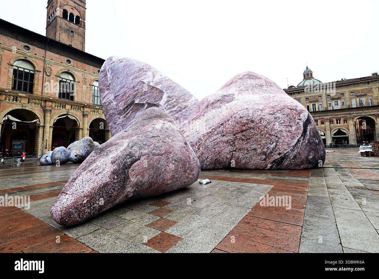 Bologna, megaliths in Piazza Maggiore: enormous inflatable fabric ...