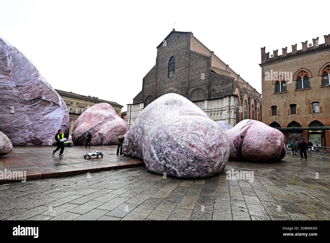 Bologna, megaliths in Piazza Maggiore: enormous inflatable fabric ...