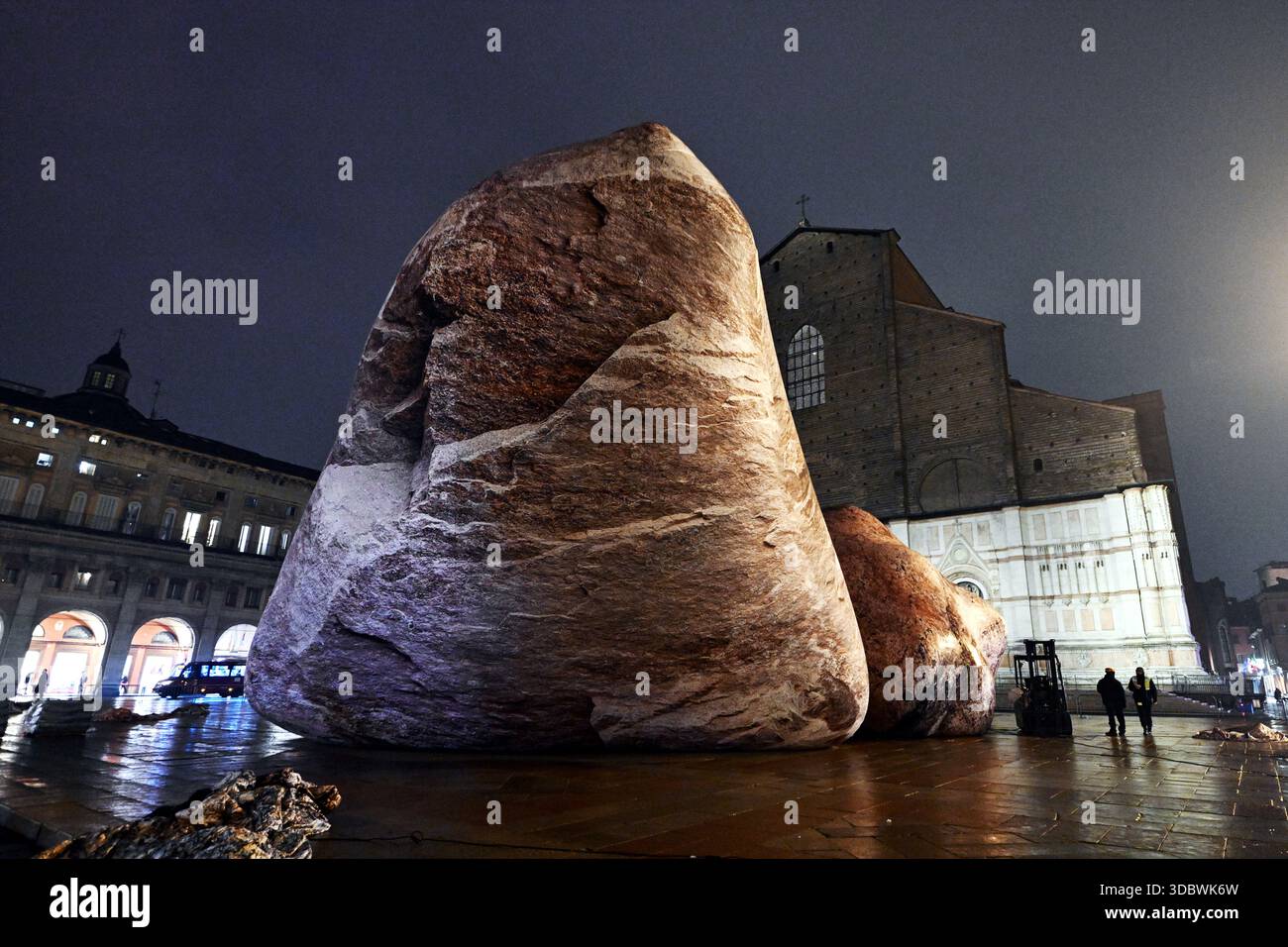 Bologna, megaliths in Piazza Maggiore: enormous inflatable fabric ...