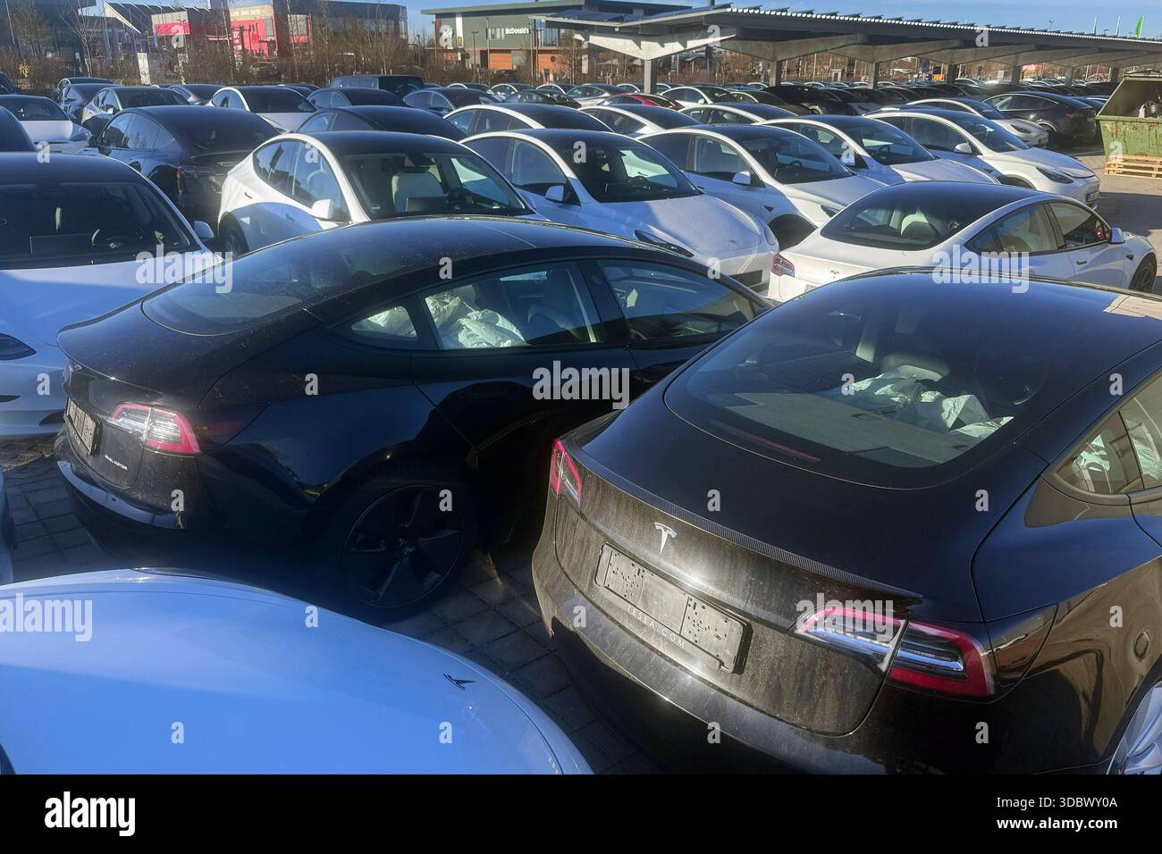 Tesla Motors Autohaus in Parsdorf bei Muenchen. Autohaus,E-Autos stehen ...